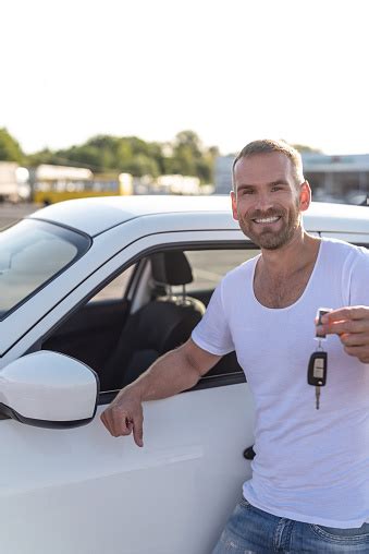 한 남성 운전자가 손에 열쇠를 들고 차 근처에 서서 미소를 지었다 대출에 대한 스톡 사진 및 기타 이미지 대출 고객 구매 Istock