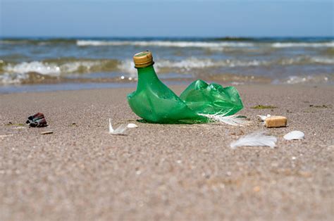 해변에 쓰레기 해변에 플라스틱 플라스틱 병으로 해안의 오염 녹색 빈 병 0명에 대한 스톡 사진 및 기타 이미지 0명 가방 더러운 Istock