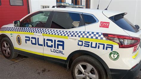 Una patrulla de la policía local de Osuna salva la vida a un hombre con un desfibrilador DESA