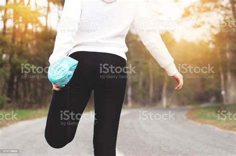 스포츠 활동입니다 공원에서 조깅을 하기 전에 스트레칭 하 고 매력적인 스포츠 여자의 근접 촬영 초상화 건강 한 라이프 스타일과 스포츠 개념 다리 신체 부분에 대한 스톡 사진