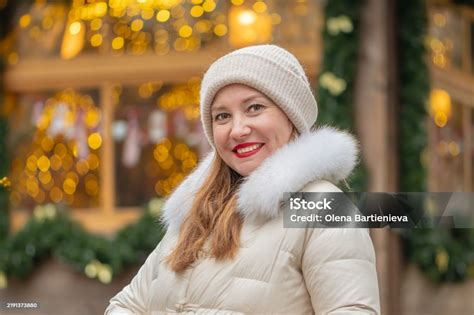 3035 세의 웃는 여자 도시 중 하나에서 축제 휴일 동안 화환의 화려한 조명의 배경에 30 34세에 대한 스톡 사진 및 기타 이미지 Istock