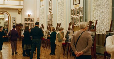 가벼운 감탄하는 갤러리 건축 고전적인 장식 공공 장소 교육적인 그림 매우 복잡한 문화 유산 문화 행사 문화적 미술 미술 전시회 박물관 박물관
