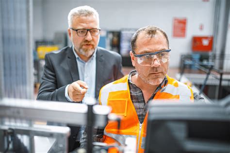 남성 산업 노동자와 관리자가 공장에서 제조 장비 및 컴퓨터와 함께 일하고 있다 2명에 대한 스톡 사진 및 기타 이미지 2명 40 44세 Stem 주제 Istock