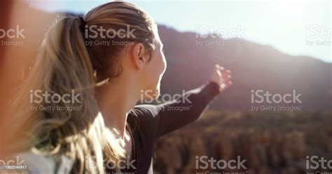 하이킹 셀카 자연 경관 또는 피트니스 여행 여행 또는 여행에서 야외 여행 산 또는 풍경에 대한 여성의 얼굴 제스처 훈련 모험 트레킹 인플루언서 또는 사람 스트리밍 자연 휴가