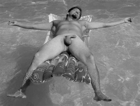 Foto De Cute Guy Naked In The Pool