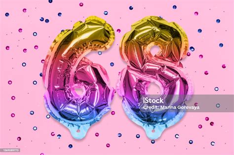 무지개 호일 풍선 번호 스팽글과 분홍색 배경에 숫자 68 생일 인사말 카드 개념에 대한 스톡 사진 및 기타 이미지 개념 개체 그룹 공기 주입 Istock