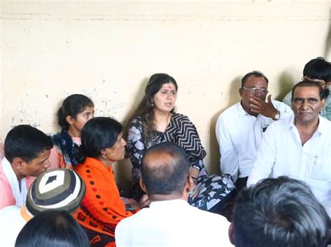 ‘dont Give Up Pankaja Munde In Tears After 4 Bjp Workers Die By