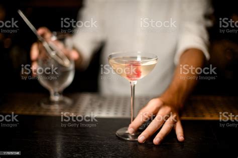 분홍색 아이스 큐브로 장식된 유리에 얼음이 있는 컵을 들고 칵테일을 제공하는 전문 바텐더 갈색에 대한 스톡 사진 및 기타 이미지 갈색 검은색 고풍스런 Istock