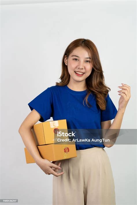 하얀 배경에 고립된 다양한 제스처를 하는 소포 상자를 들고 있는 행복한 아시아 여성 배달 및 택배 서비스 개념 고객에 대한 스톡
