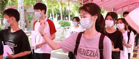 组图 高考今日开考 万宁考区秩序良好考生考试服务