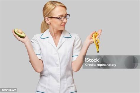 영양사 의사 건강한 라이프 스타일 개념 유기농 아보카도 과일을 들고 테이프를 측정 30 34세에 대한 스톡 사진 및 기타 이미지 30 34세 개념 건강관리와 의술