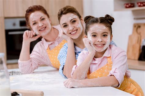 부엌에서 행에 카메라 보고 서 얼굴에 밀가루와 앞치마에 여자의 3 세대 가정 생활에 대한 스톡 사진 및 기타 이미지 가정 생활 가정 주방 가정의 방 Istock