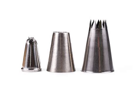 흰색 배경에 페이스트리를 장식하기위한 다른 스테인레스 스틸 이빨 배관 가방 팁 0명에 대한 스톡 사진 및 기타 이미지 0명 관 튜브 금속 Istock