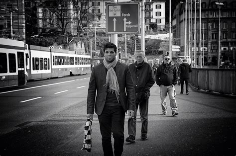 무료 이미지 보행자 겨울 검정색과 흰색 사람들 도로 사진술 시티 시가 전차 검은 단색화 레인 가로 사진 Bw 솔직한 본부 하부 구조 스위스