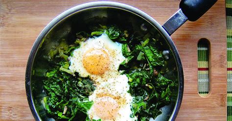 Skillet Poached Eggs With Spinach