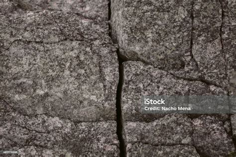 오래 된 깨진된 벽 배경입니다 깨진된 돌 배경입니다 추상 텍스처와 디자이너에 대 한 배경 돌 벽 질감입니다 세 돌 담의 보기를 닫습니다 거친 짜임새입니다 0명에 대한 스톡