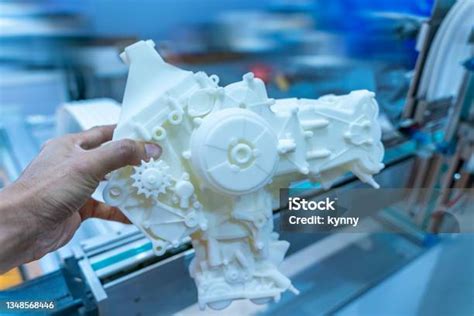 3d 프린터에서 플라스틱으로 만든 내연 기관의 남자 손 잡고 모델 3차원 형태에 대한 스톡 사진 및 기타 이미지 3차원 형태 개념 건강관리와 의술 Istock