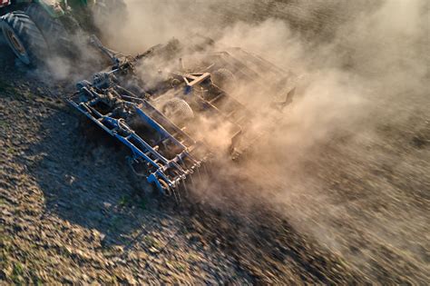 여름에 종종 토양을 준비하는 농업 농장 필드를 쟁기 트랙터의 공중 보기 농부에 대한 스톡 사진 및 기타 이미지 농부 차량 트레일러 계절 Istock