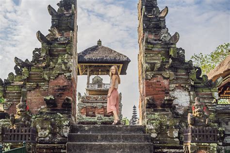 전통적인 발리에서 젊은 여자 관광 노에 힌두교 사원 Taman Ayun 발리 인도네시아 건축에 대한 스톡 사진 및 기타 이미지