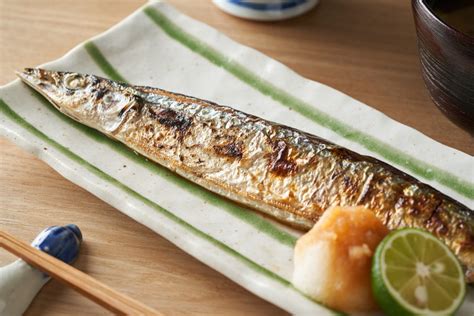 秋になると一段と美味しくなる秋刀魚の塩焼きみんなはワタを食べるママスタ