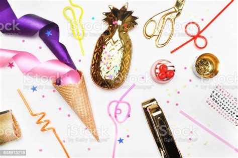 글 래 머 스타일 배경 평평 하다입니다 골드 및 파티 항목 칵테일 튜브 사과 배 나선형 아이스크림 콘 골드 화장품 가방 골든