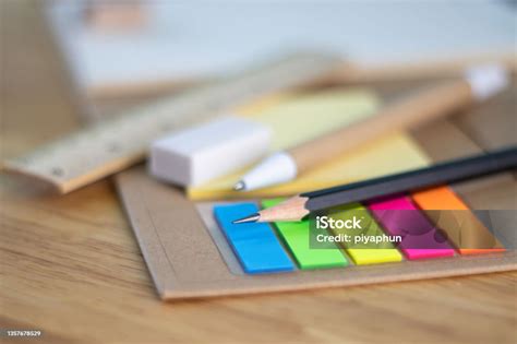 나무 테이블 컨셉 장비 사무실 및 학교에 쓰기 및 여러 가지 빛깔의 사각형 스티커 노트 통치자 종이 책을위한 선택적 초점 연필 0명에 대한 스톡 사진 및 기타 이미지