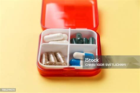 노란색 배경에 의료 알 약과 클로즈업 복용량 알 약 상자 맨 위 보기 플랫 레이 공간을 복사합니다 제약 의약품 알 약 정제 및 캡슐 의학 개념 트렌디한 파스텔 칼라 상자에