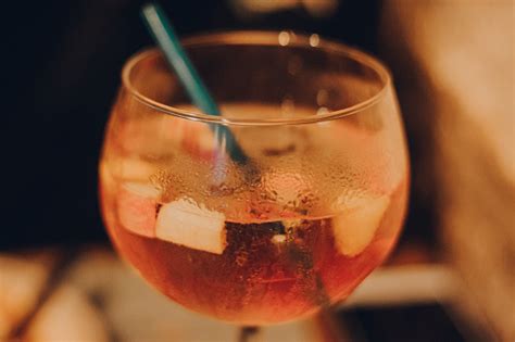 유리 와인 음료 알코올 Sangria 밀 짚 포르투갈 레드 음료 칵테일 화이트 액체 와인 글라스 절연 축 하 파티 바 브랜디