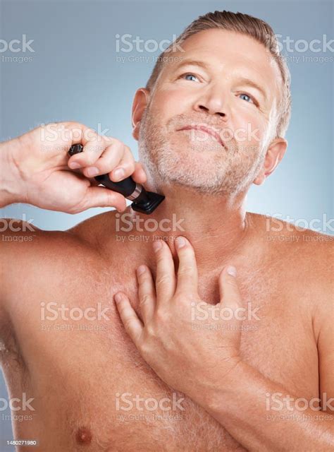 손질 청소 및 파란색 배경에 웰빙 건강한 피부 및 위생을 위한 수염을 위한 면도칼을 가진 남자 아름다움 스킨 케어 및 얼굴 헤어 케어 및 자기 관리를위한 이발사 면도기를