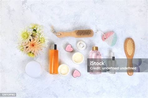 피부와 바디 케어를 위한 향기로운 야생 의기양양한 꽃 장미물과 크림 아로마테라피 라이프 스타일 컨셉 초대 및 광고 카드 라벨에 대한 스톡 사진 및 기타 이미지 Istock