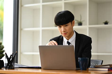 Potret Eksekutif Pria Milenial Dalam Pakaian Formal Melihat Laptop Memeriksa Layar Riset