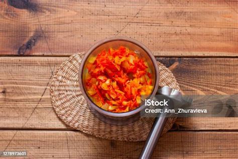 스쿼시 캐비어 를 단계적으로 요리 4 단계 믹서기 수평 상단 보기와 퓨레를위한 튀긴 야채를 준비 0명에 대한 스톡 사진 및 기타 이미지 Istock