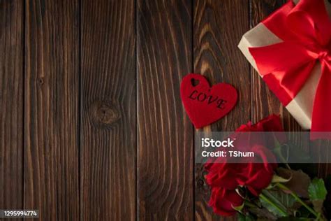 나무 배경에 하트와 선물 상자와 빨간 장미 발렌타인 어머니의 날과 생일 축하 개념 공간을 복사합니다 맨 위 보기입니다 목재 재료에 대한 스톡 사진 및 기타 이미지 Istock