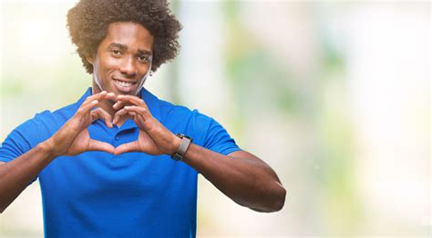 심장 기호와 손으로 모양을 보여주는 사랑에 웃 고 고립 된 배경 위에 아프리카 미국 사람 낭만적인 개념입니다 개념에 대한 스톡 사진 및 기타 이미지 Istock