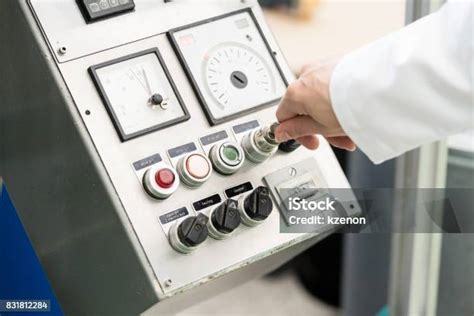 산업 기계에 여자의 손 클로즈업 누름 버튼에 대한 스톡 사진 및 기타 이미지 누름 버튼 단추 봉제 제품 산업 Istock