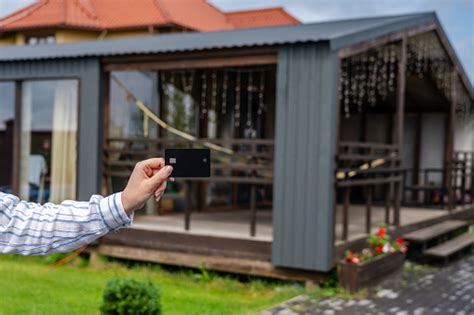 배경에 새 집과 함께 여자의 손에 플라스틱 신용 카드 중개인 모기지 재산 부동산 개념 구매 또는 임대 30 34세에 대한 스톡 사진 및 기타 이미지 Istock