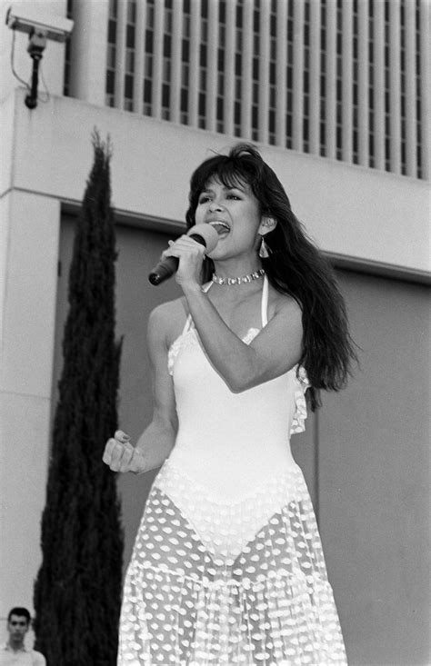 Nia Peeples 在 1985 年“fame”演员饥荒救济音乐会上表演 相片 佳伟比