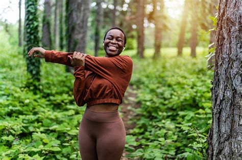 야외에서 운동하는 동안 팔을 뻗고 있는 스포티한 젊은 여성의 크롭 샷 자연에서 손을 뻗는 여성 주자 아침에 야외에서 운동하는 여자 20 24세에 대한 스톡 사진 및 기타