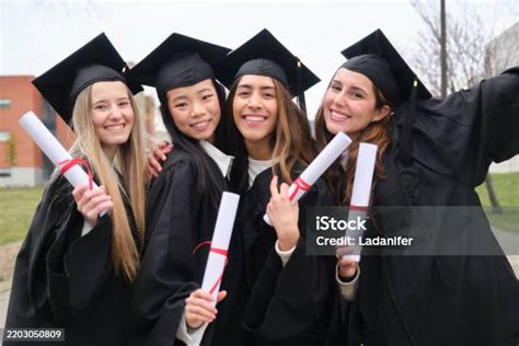 졸업장을 들고 행복한 졸업생 4명이 졸업을 축하하고 있습니다 18 19세에 대한 스톡 사진 및 기타 이미지 18 19세 20 24세 20 29세 Istock