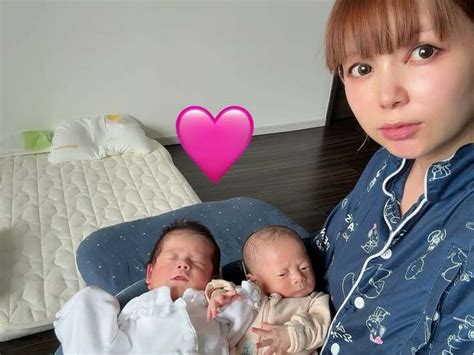 双子出産の中川翔子 ビックリ顔の入浴ショットを披露！お揃いの“バンザイ”ポーズでスヤスヤ♪「寝てる姿もイケメンすぎ」「お人形さんみたい