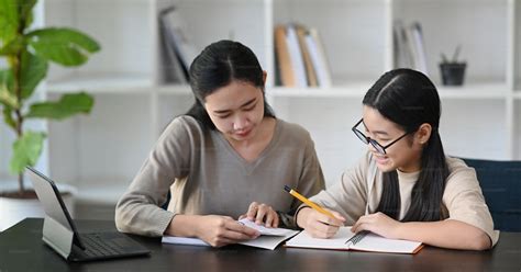 집에서 숙제를하는 딸을 돕는 세심한 아시아 어머니 사진 Unsplash의 태국 이미지