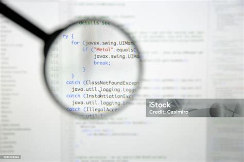실제 자바 코드 개발 화면입니다 프로그래밍 워크플로 추상 알고리즘 개념입니다 돋보기 렌즈 아래 보이는 자바 코드의 라인입니다 Java 프로그래밍 언어에 대한 스톡 사진 및