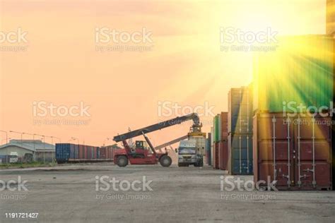 수출 및 수입 비즈니스 물류 및 운송컨테이너선 화물 및 컨테이너 상자 배송 크레인에 의해 항구 물 수송 국제 공중 보기 및 상단