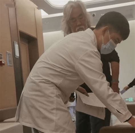 71岁张纪中现身养护中心被偶遇 头发花白步伐悠闲 搜狐大视野 搜狐新闻