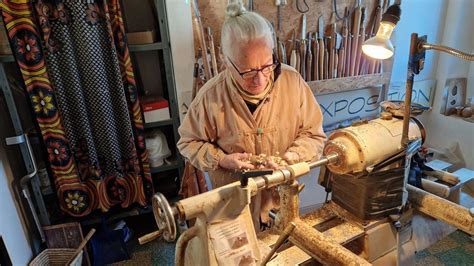 Région Elle Tourne Le Bois Comme Elle Respire Portrait DÉlisabeth