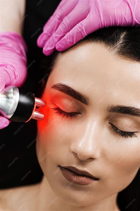 Elevación Por Radiofrecuencia Con Luz Roja Para El Primer Plano De Una