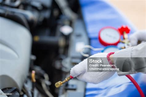 자동차 에어컨 시스템을 점검하고 수리하기 위해 모니터 도구를 들고 수리공 기술자는 자동차 에어컨 시스템 냉매 충전 자동차 에어컨 수리를 확인합니다 14 15 살에 대한 스톡