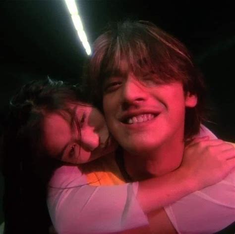 Бүрхэг Өдөр Биднийг Тэвэрдэг