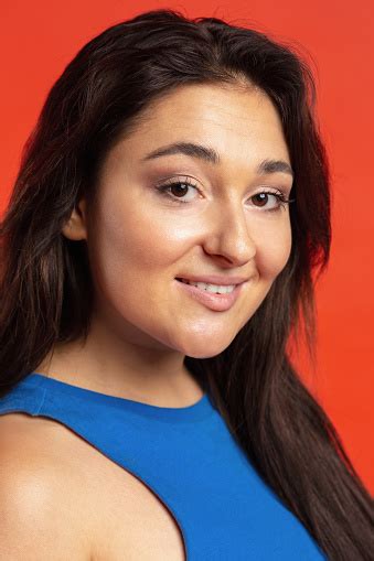 행복한 미소 긍정적 인 플러스 크기 여성 얼굴을 닫습니다 스튜디오에서 예쁜 백인 여성 모델 미용 바디 스킨 케어의 개념 25 29세에 대한 스톡 사진 및 기타 이미지