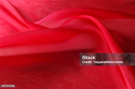 텍스처 배경 패턴입니다 빨간 실크 투명 한 직물 천 텍스처입니다 이것은 스트레치 명주 드레스 또는 의상 투명도 필요한 곳에 적합입니다 0명에 대한 스톡 사진 및 기타 이미지